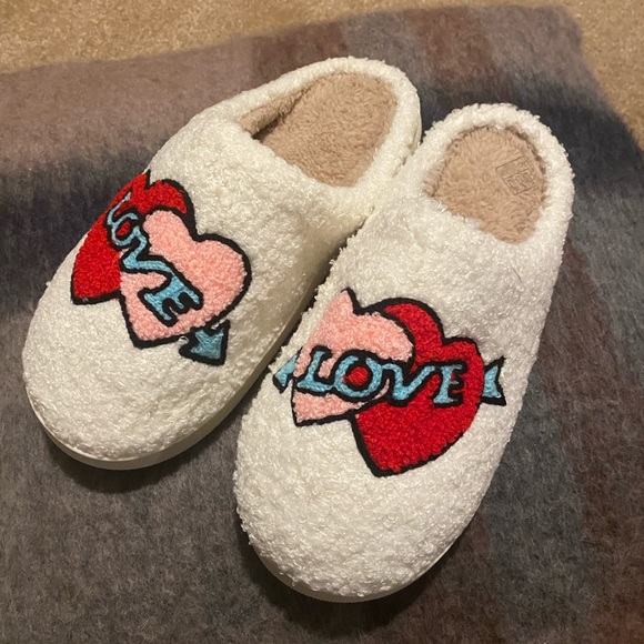 Unbranded | Shoes | Cozy Love Heart Arrow Slippers Valentines Day ...